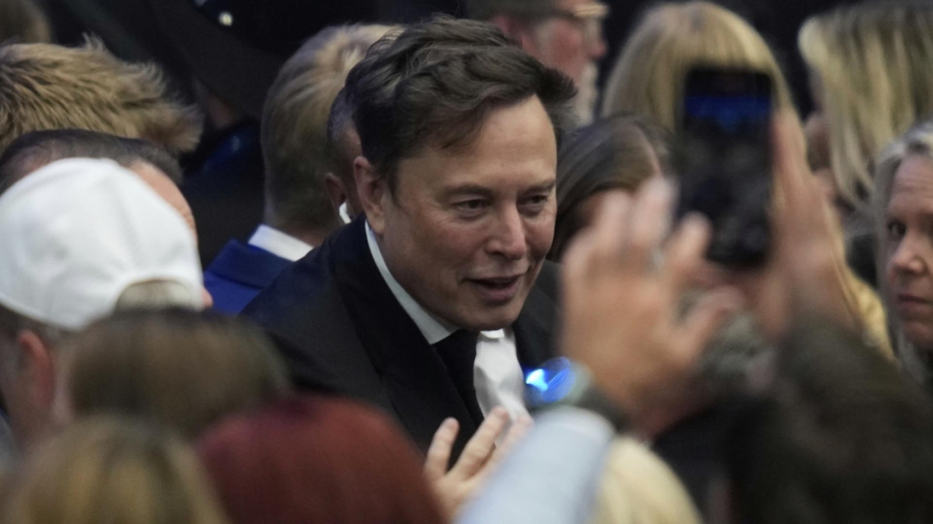Hommage à Charlie Kirk: Trump et Elon Musk se serrent la main - La Télé