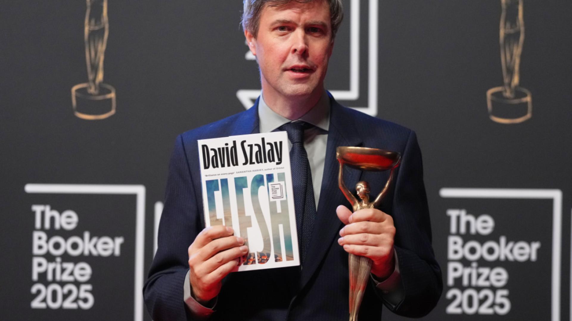 David Szalay remporte le Booker Prize 2025 pour le roman Flesh - La Télé