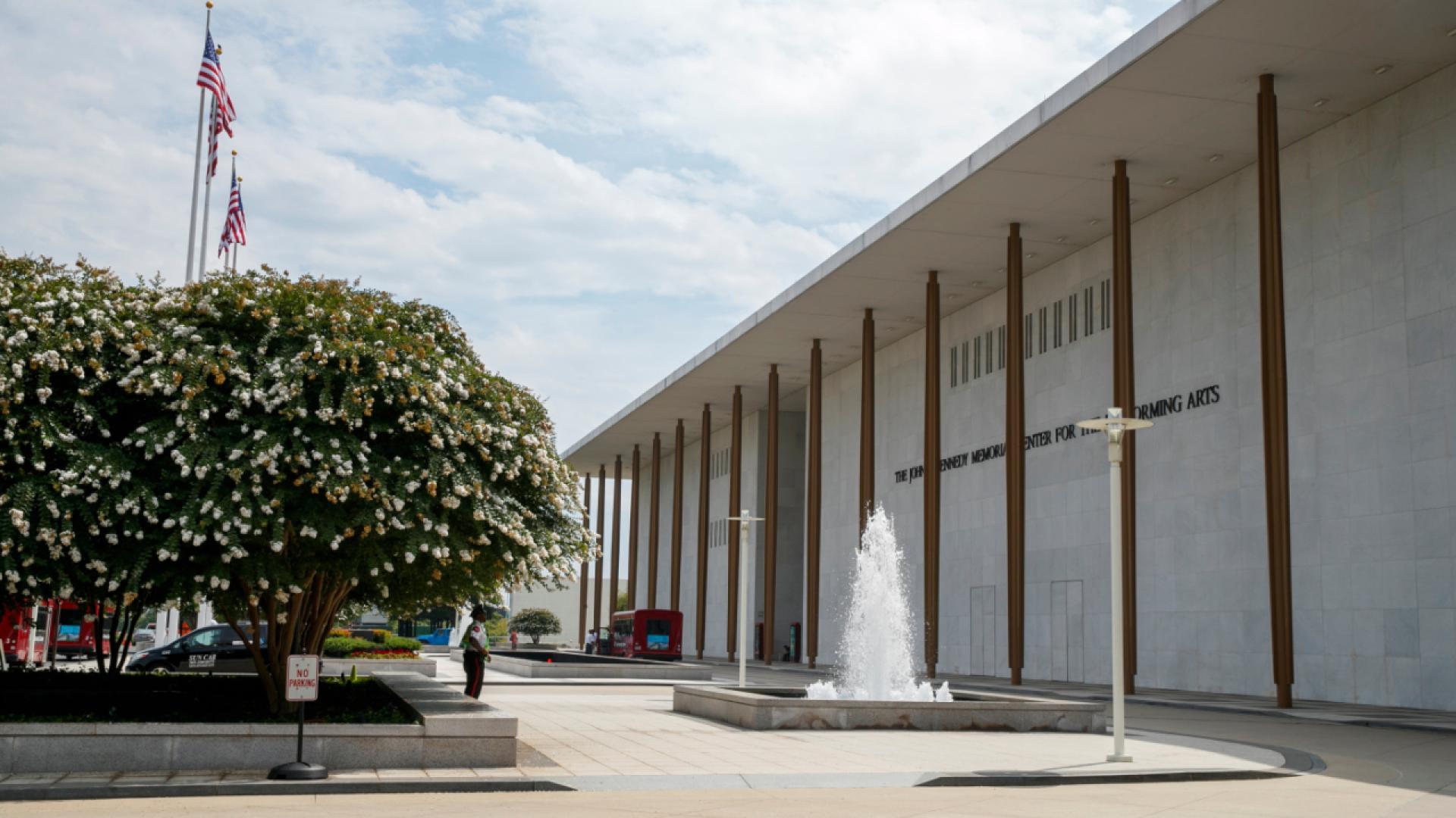 Désavoué par la justice, Trump renonce au Kennedy Center - La Télé