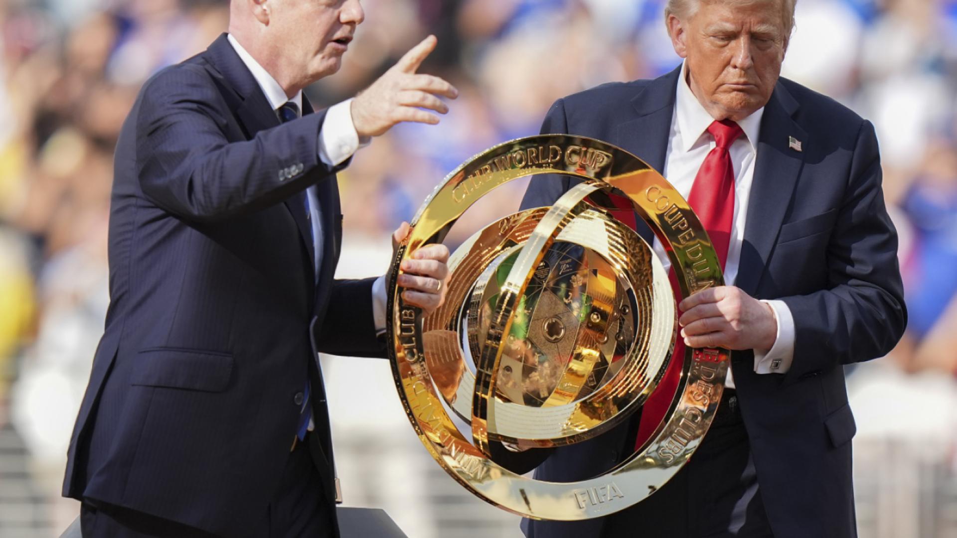 Donald Trump remettra le trophée de la Coupe du monde à la finale - La Télé