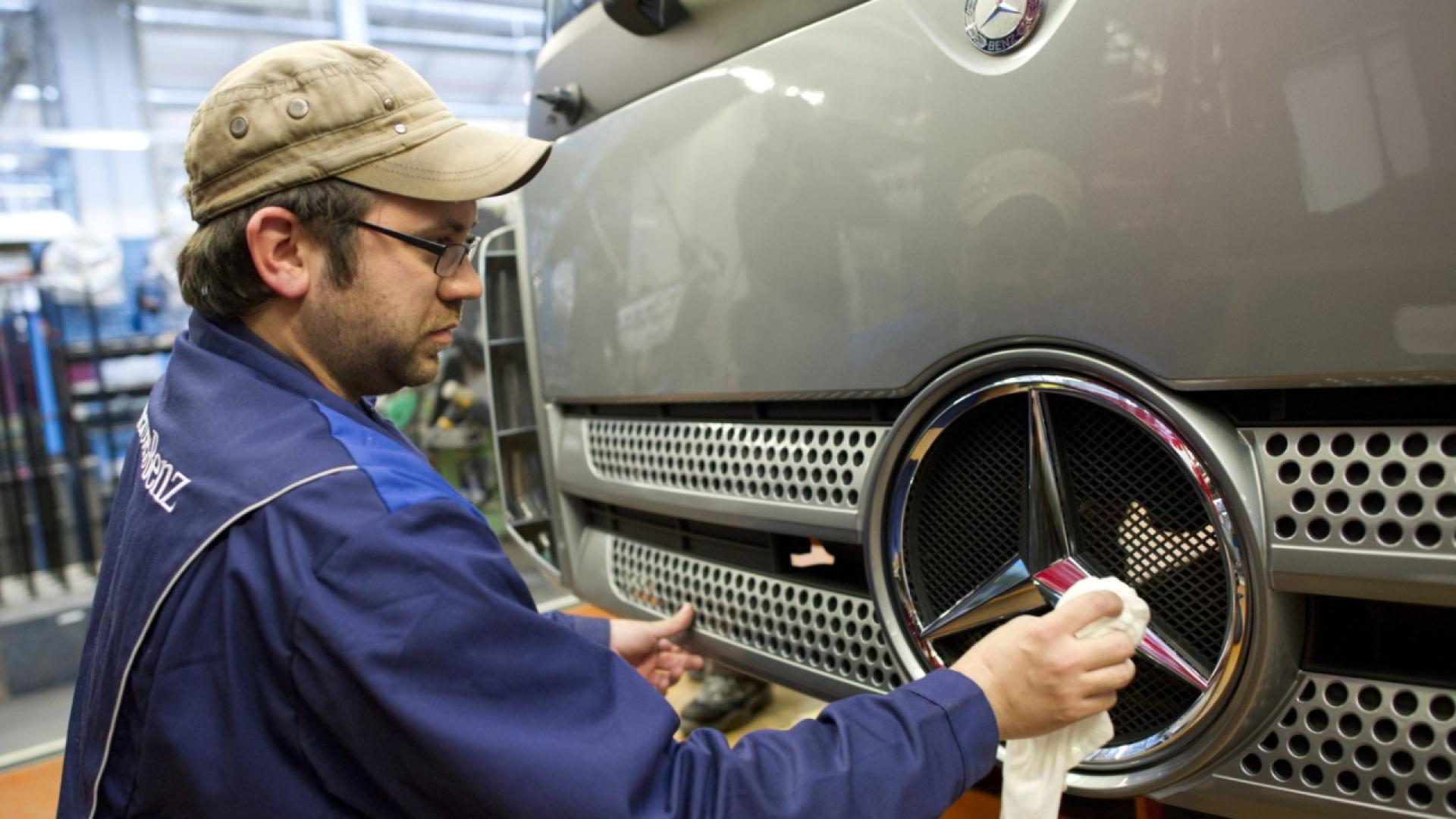 Mercedes-Benz réduit ses prévisions 2025 après baisse de bénéfices - La ...